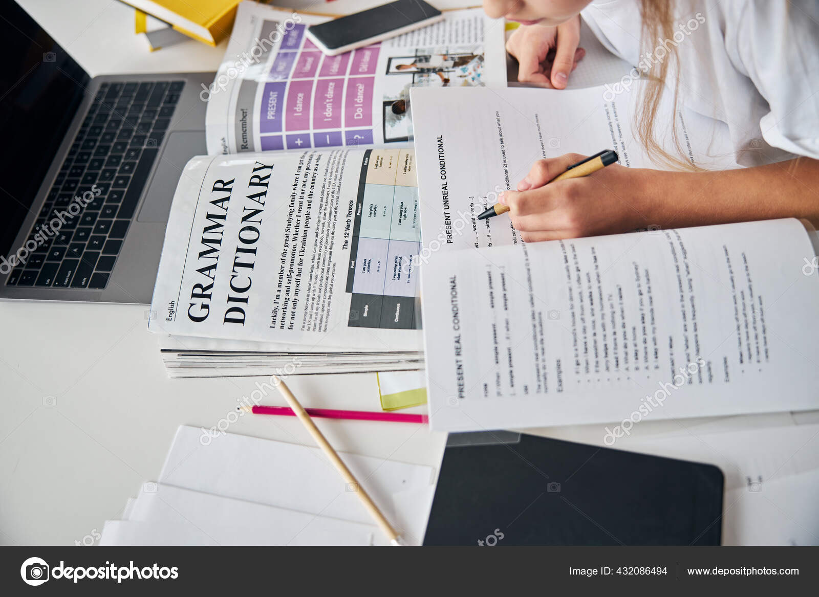 Schoolgirl underlining a useful rule in a workbook Stock Photo by ...