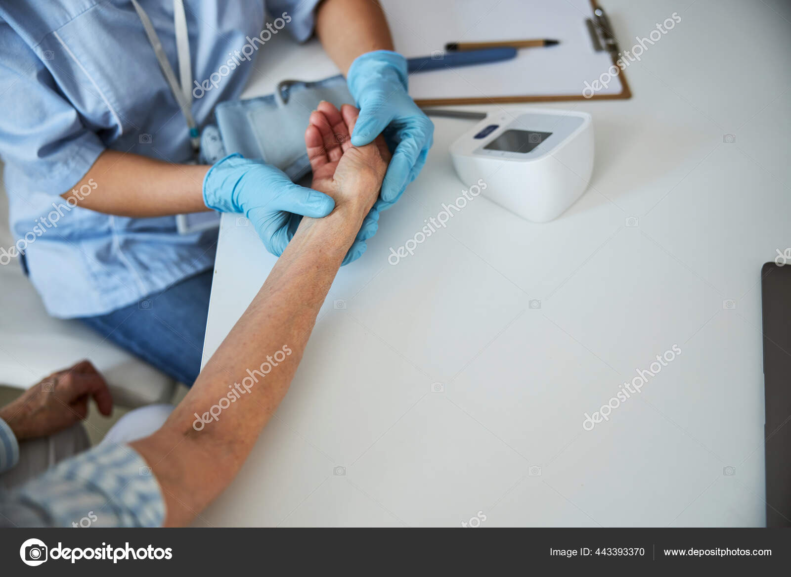 Medical person feeling the pulse of a senior citizen — Stock Photo ...