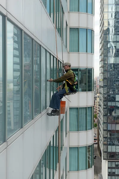 Window washers on skyscraper – Stock Editorial Photo © Nyker #111300684