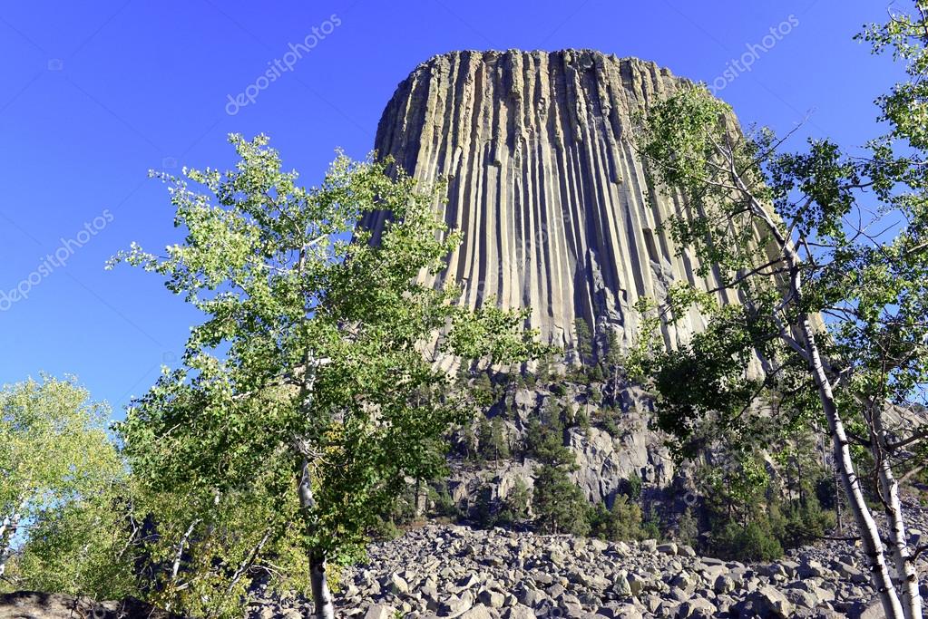 Devils Tower National Monument, una forma geológica terrestre que surge ...