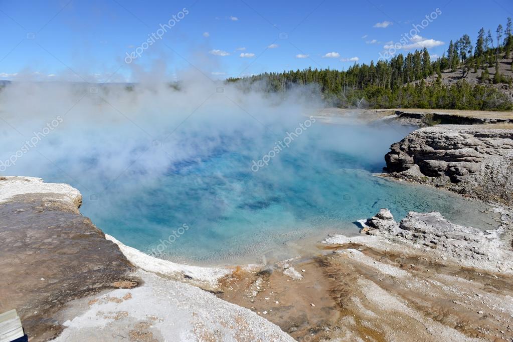 Geothermal features in Yellowstone National Park — Stock Photo © Nyker ...