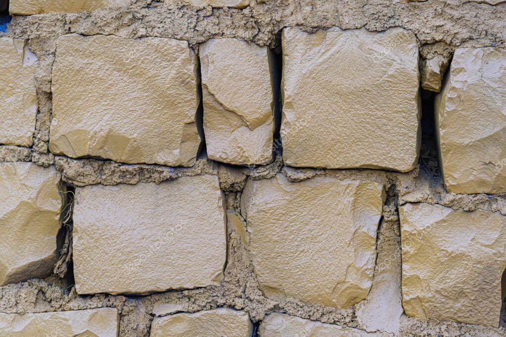 Muro de contención urbano construido con piedras de basalto. Pared ...