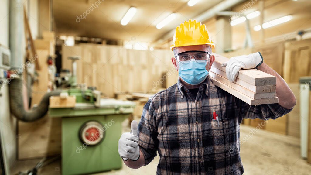Trabajador carpintero en el trabajo en el taller de carpintería usa ...