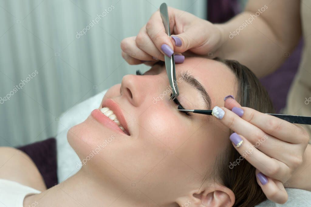 Procedimiento de extensión de pestañas. Modelo de Belleza con Piel ...