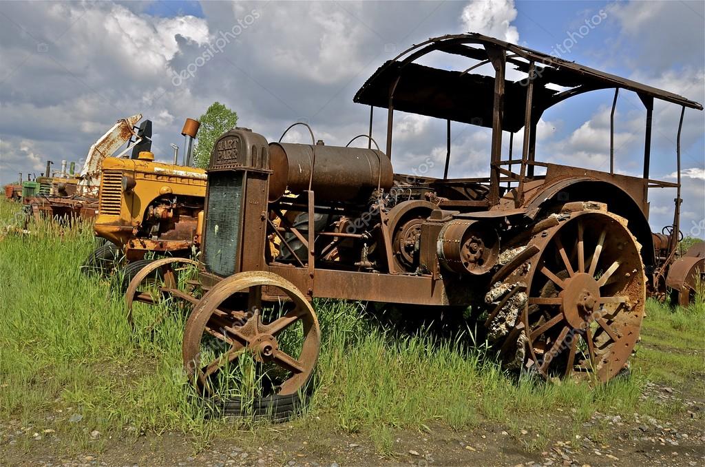 Old rusty Hart Parr tractor – Stock Editorial Photo © fiskness #104998996