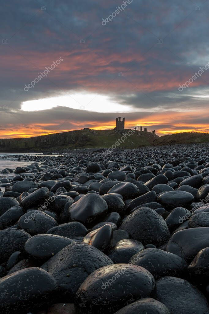 El amanecer más hermoso en el castillo de Dunstanburgh con las famosas ...