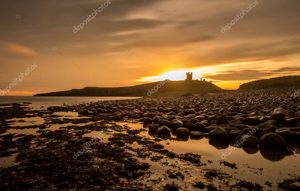 El amanecer más hermoso en el castillo de Dunstanburgh con las famosas ...