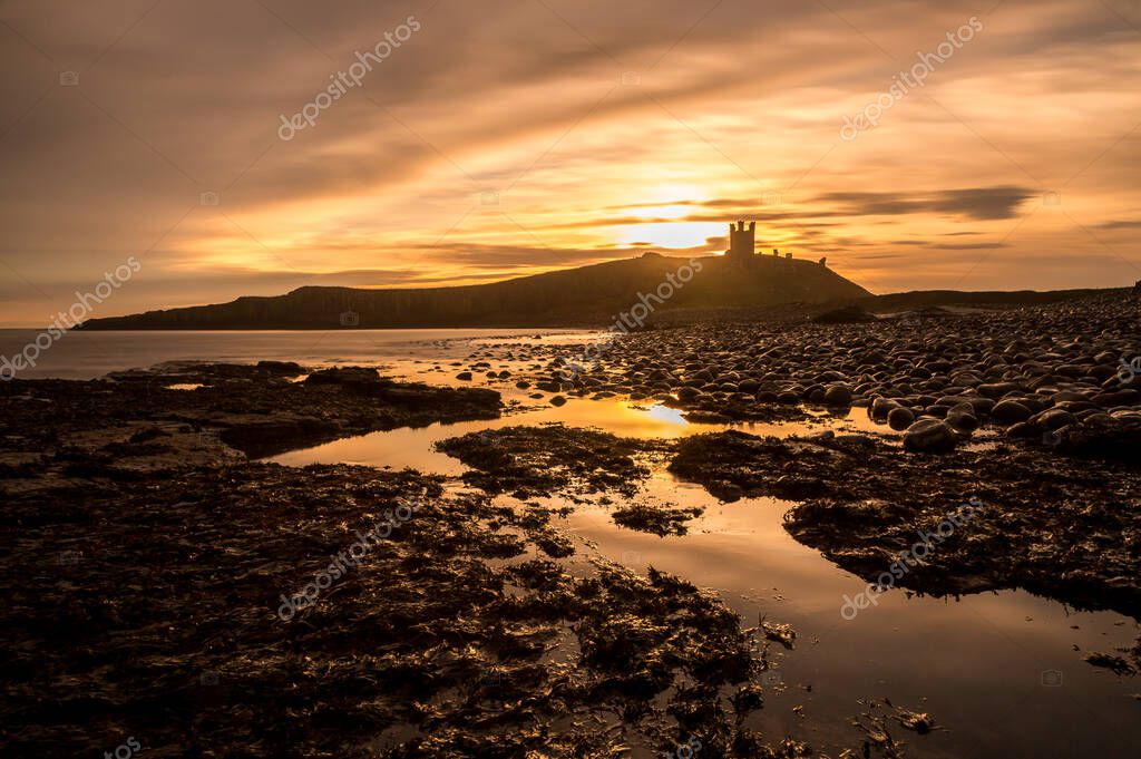 El amanecer m s hermoso en el castillo de Dunstanburgh con las famosas ...