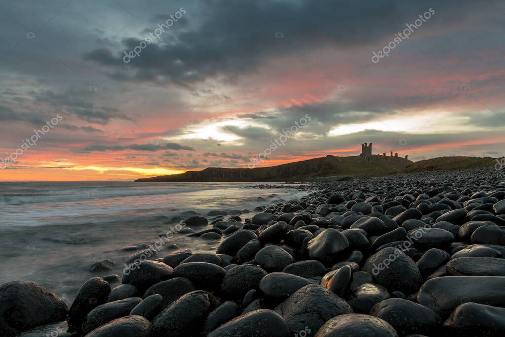 El amanecer más hermoso en el castillo de Dunstanburgh con las famosas ...