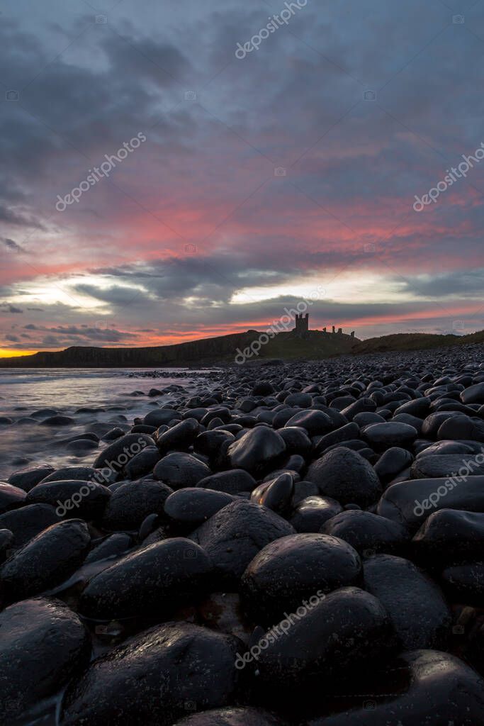 El amanecer más hermoso en el castillo de Dunstanburgh con las famosas ...