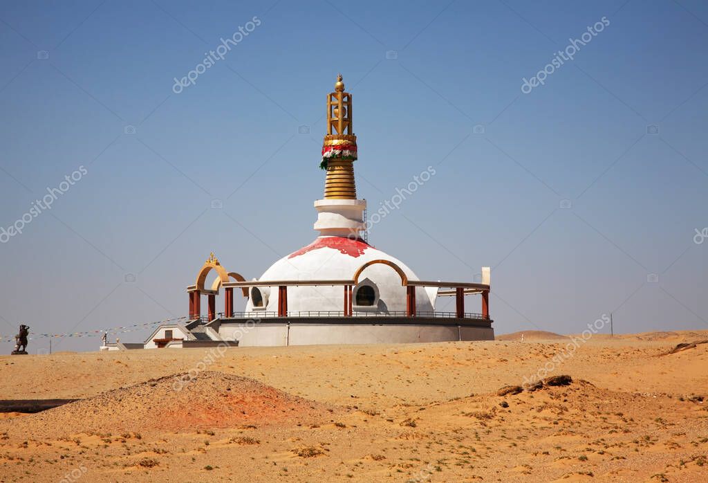 Monasterio Khamar Khiid en el desierto de Gobi cerca de Sainshand ...
