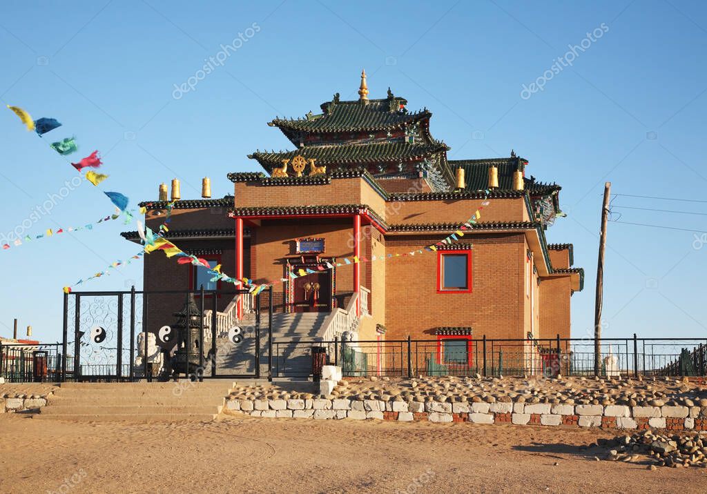 Monasterio Khamar Khiid en el desierto de Gobi cerca de Sainshand ...