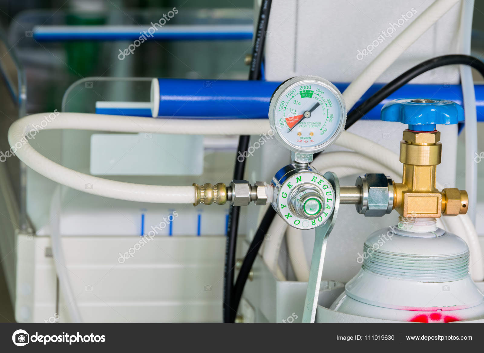 Close Oxygen Regulator Gauges Tank Stock Photo by ©jes2uphoto 111019630