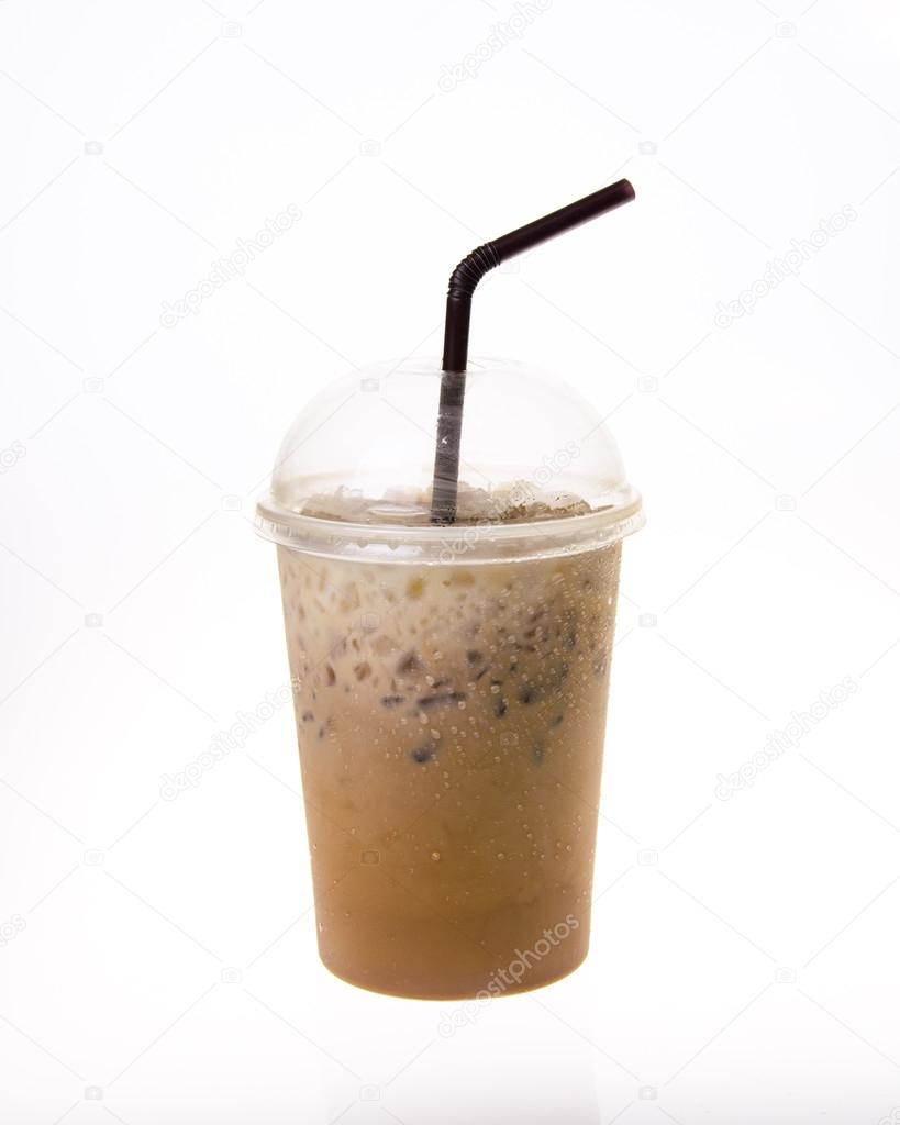 Café con leche fresca sobre fondo blanco 2022