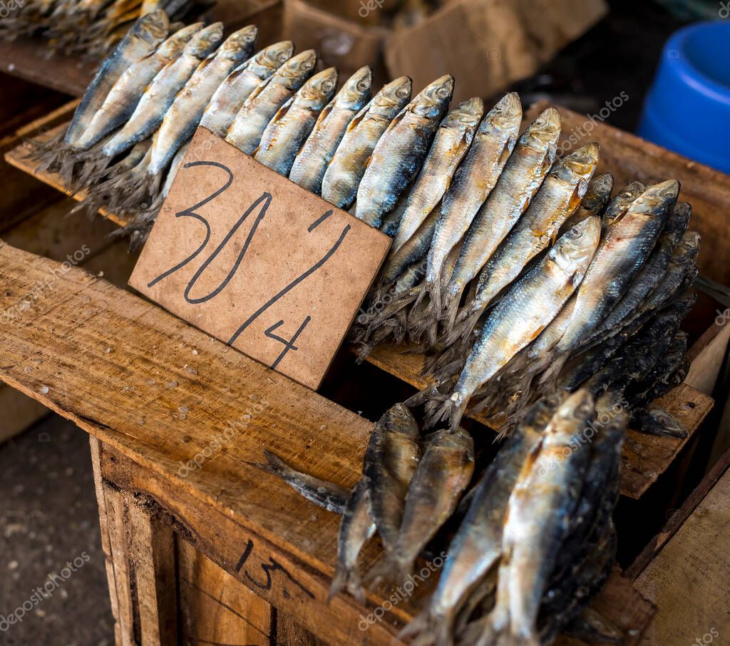 Pescado seco de arenque o tuyo a la venta en una tienda local de ...