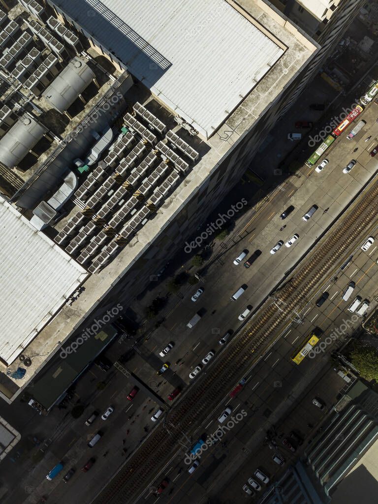 Vista superior de la cubierta de un edificio de oficinas, con HVAC VRF ...