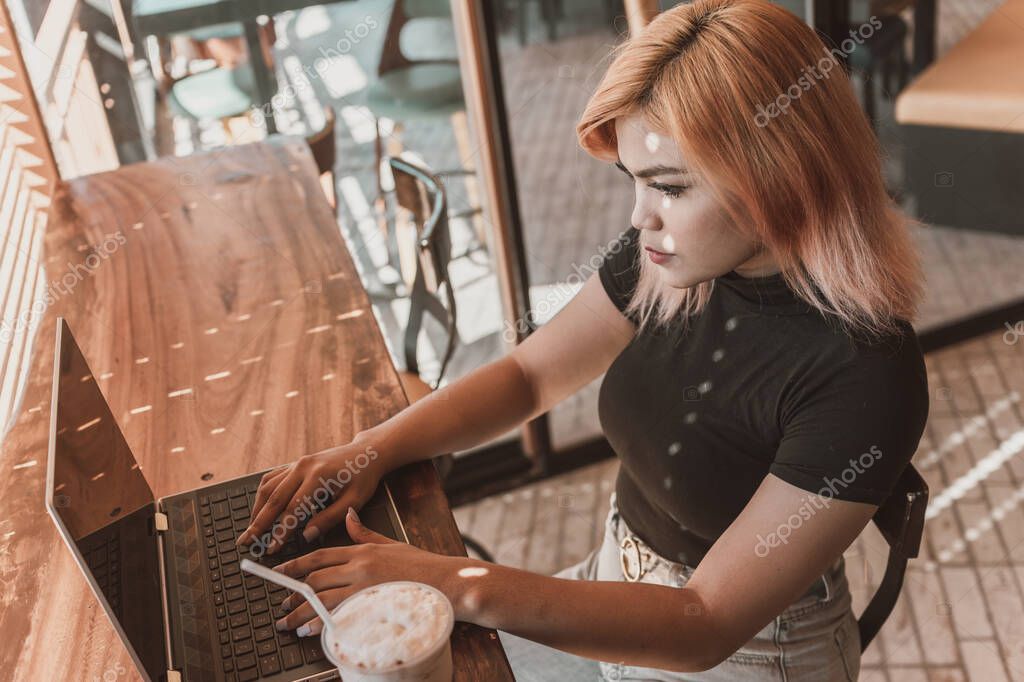 Una joven asiática freelance asistente virtual trabajando remotamente ...