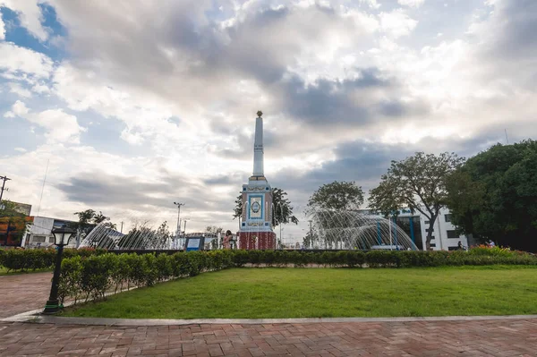 Ermita Manila Philippines Bonifacio Shrine Allso Known Heroes Park ...