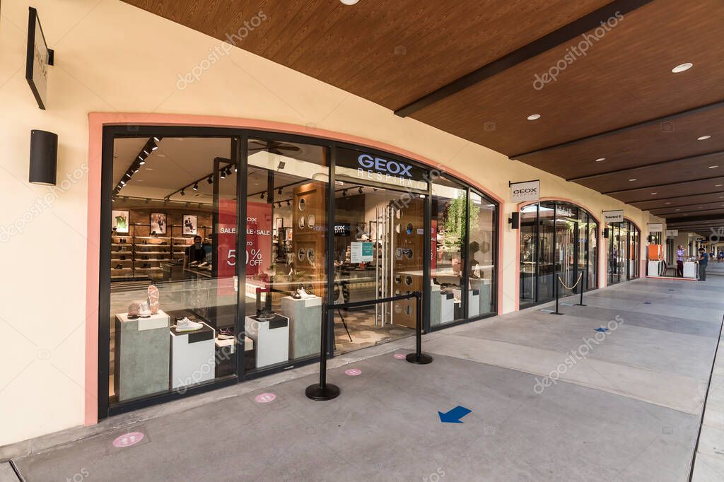 Silang, Cavite, Filipinas - Ago 2021: El frente de una tienda Geox en ...