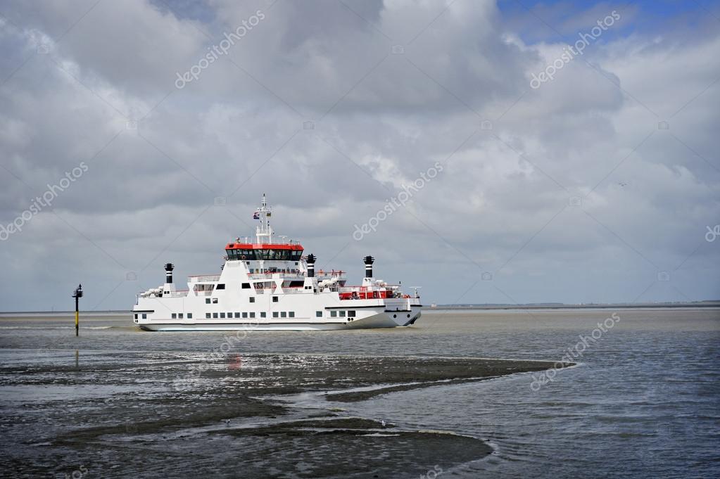 Conexión de ferry entre la isla de Ameland y el continente, Países ...