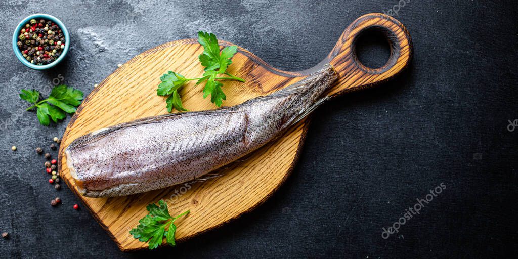 pescado crudo de merluza filete mariscos omega sobre la mesa comida ...