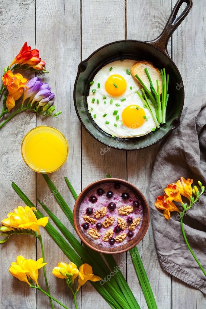 Concept of breakfast with spring mood, oatmeal and fried eggs — Stock ...