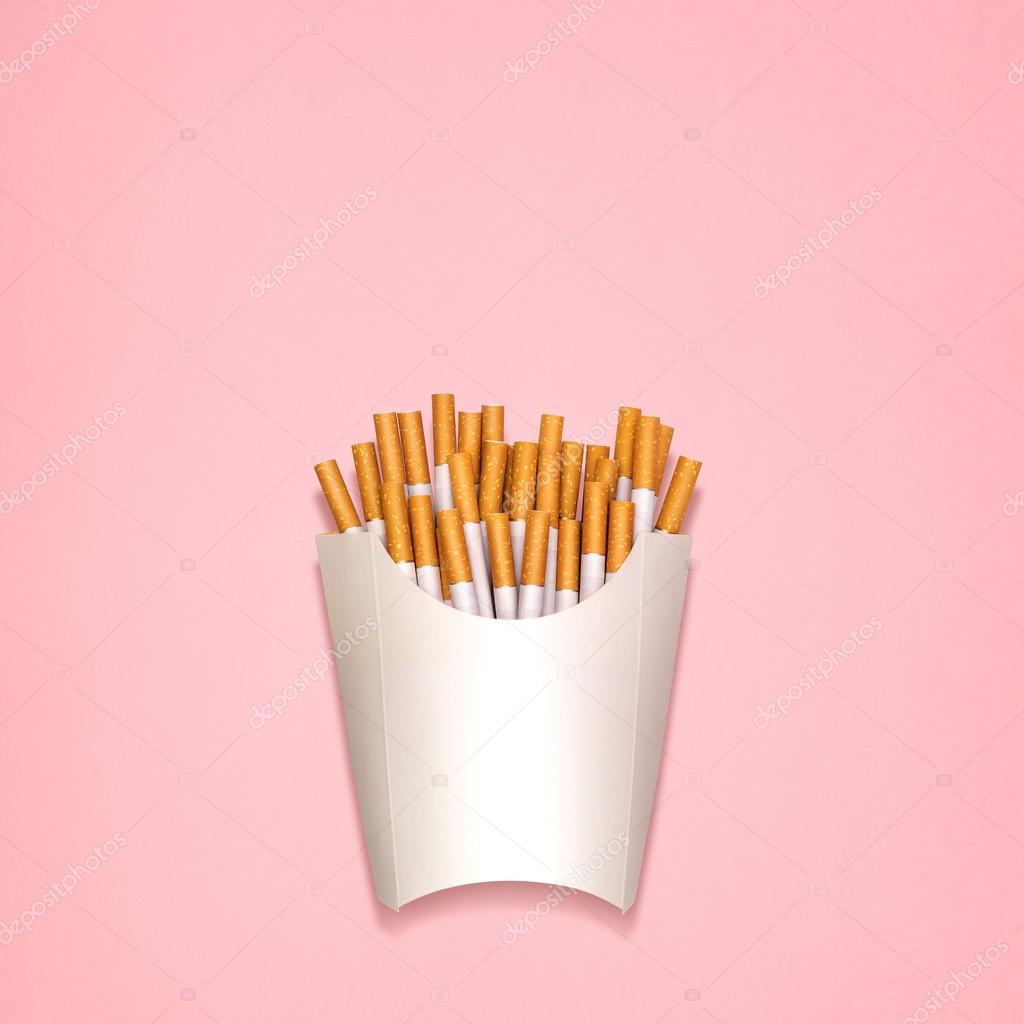 Cigarrillos fritos. Bodegón conceptual de cigarrillos, envasados como ...