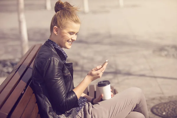 Mujer texteando fotos de stock, imágenes de Mujer texteando sin ...