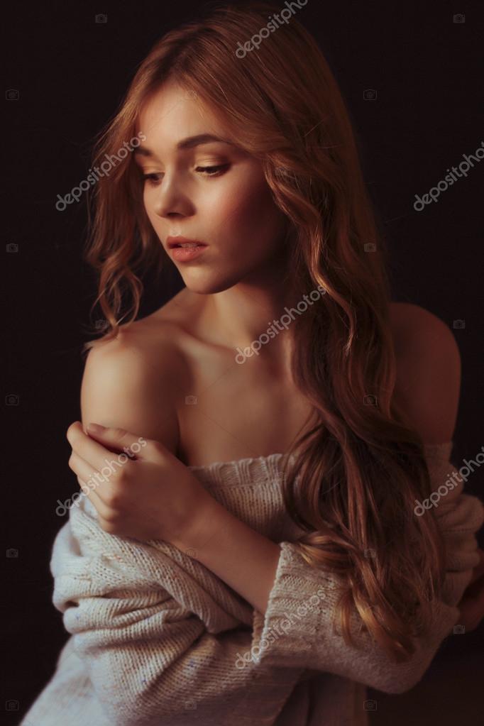Sensuale donna bionda nell'ombra — Foto stock di © vika-pavlyuk #105146832