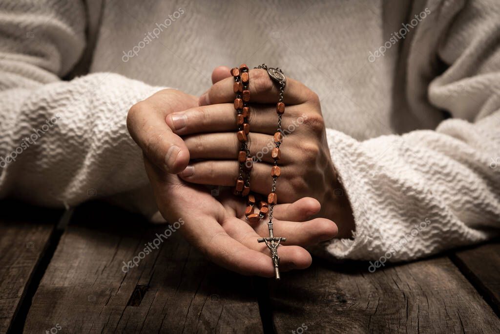 Jesucristo rezando a Dios con el Santo Rosario en las manos en la ...