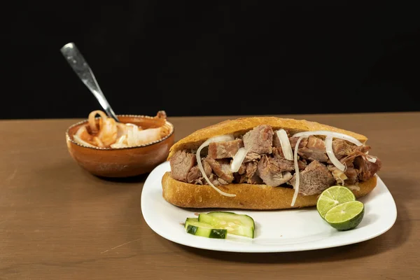 Pastel de cerdo ahogado con salsa. Comida típica mexicana de ...