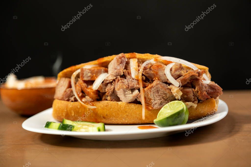 Pastel de cerdo ahogado con salsa. Comida típica mexicana de ...