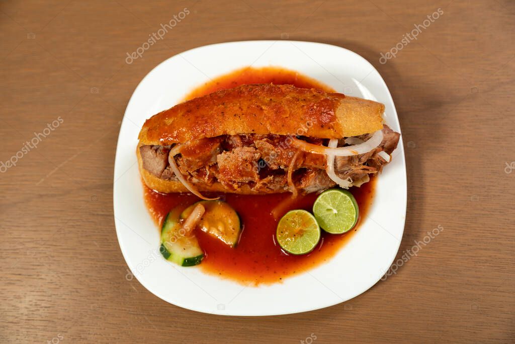 Pastel de cerdo ahogado con salsa. Comida típica mexicana de ...