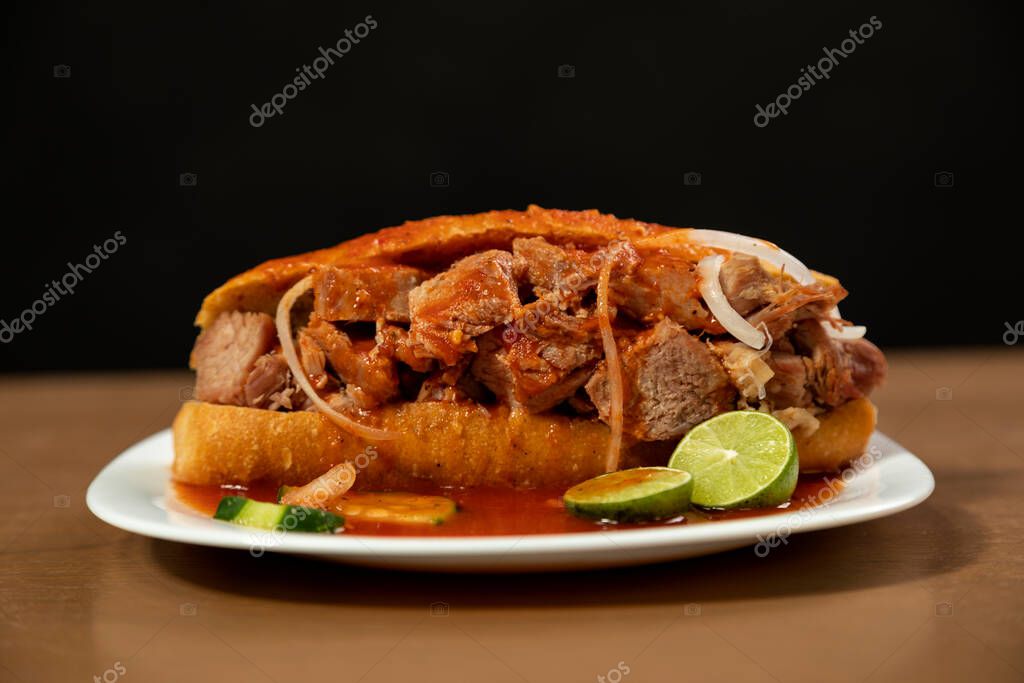 Pastel de cerdo ahogado con salsa. Comida típica mexicana de ...