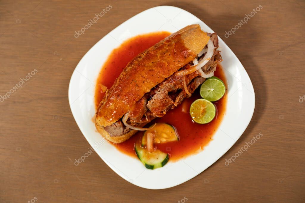 Pastel de cerdo ahogado con salsa. Comida típica mexicana de ...