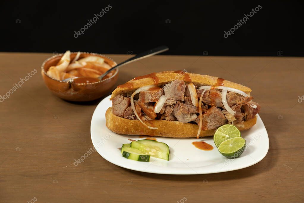 Pastel de cerdo ahogado con salsa. Comida típica mexicana de ...