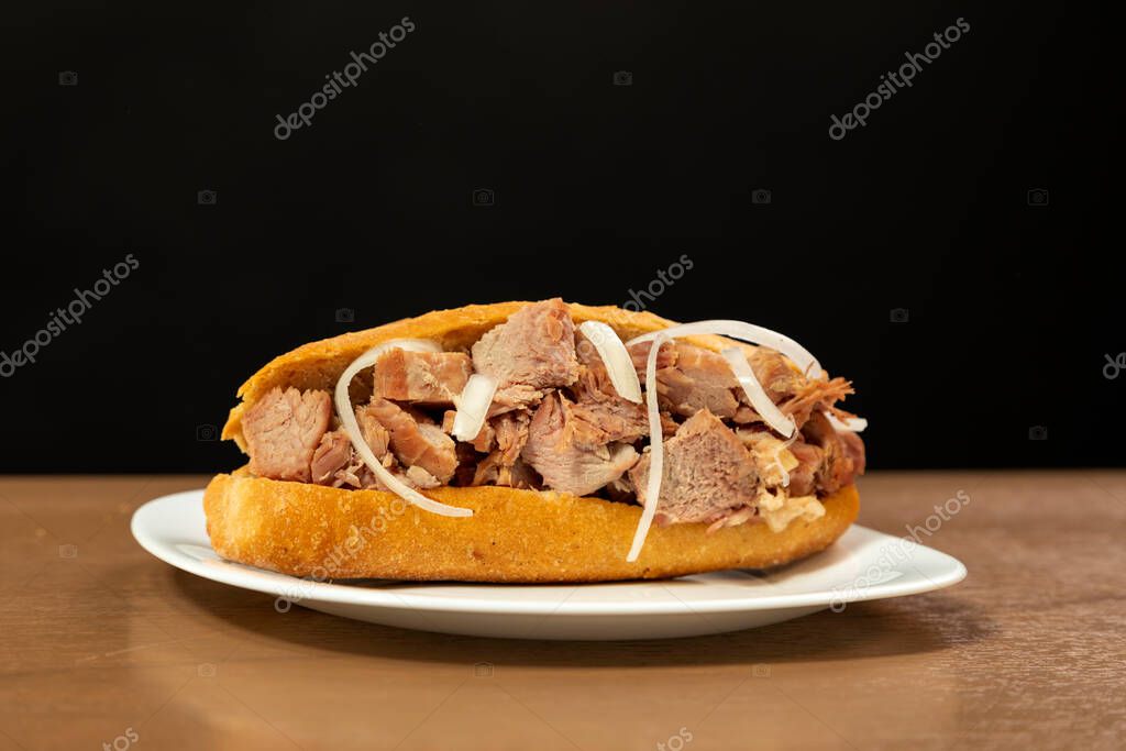 Pastel de cerdo ahogado con salsa. Comida típica mexicana de ...