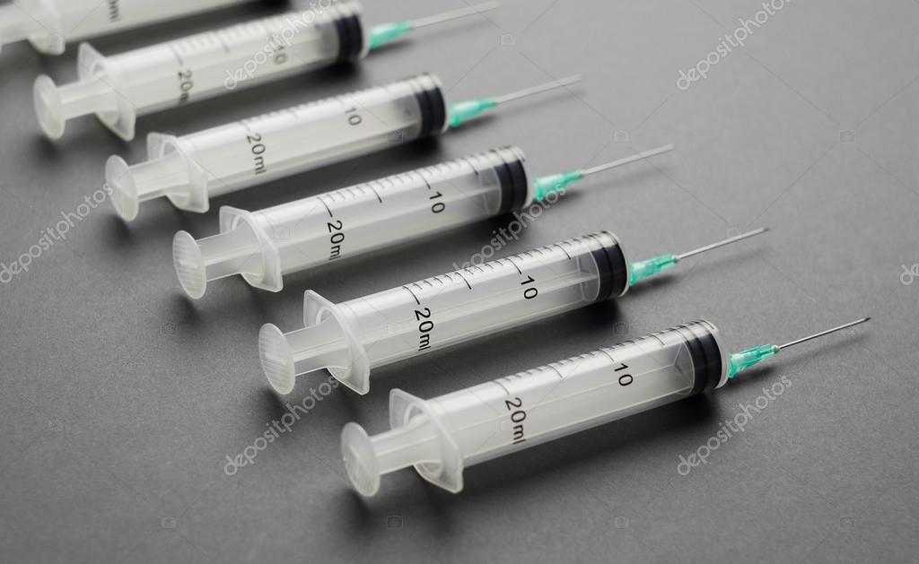 Jeringas organizadas en fila — Foto de stock #117422064 © bogdandreava