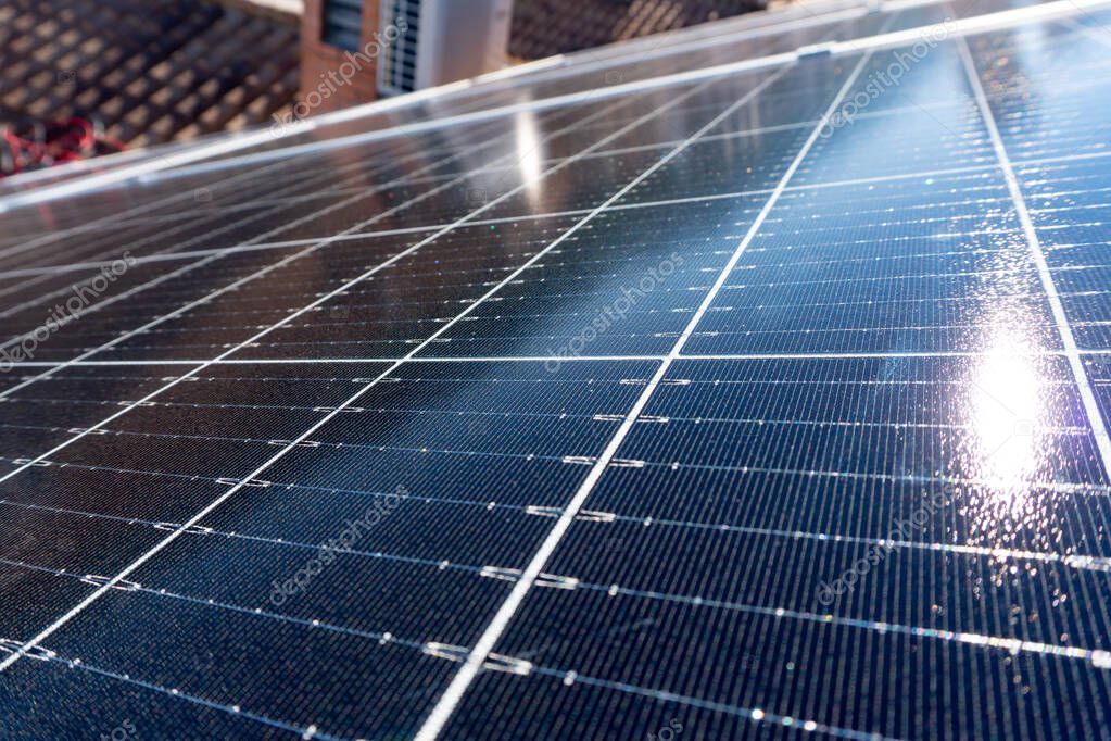 Primer plano horizontal del panel solar fotovoltaico, para generar su propia energ a limpia y ...