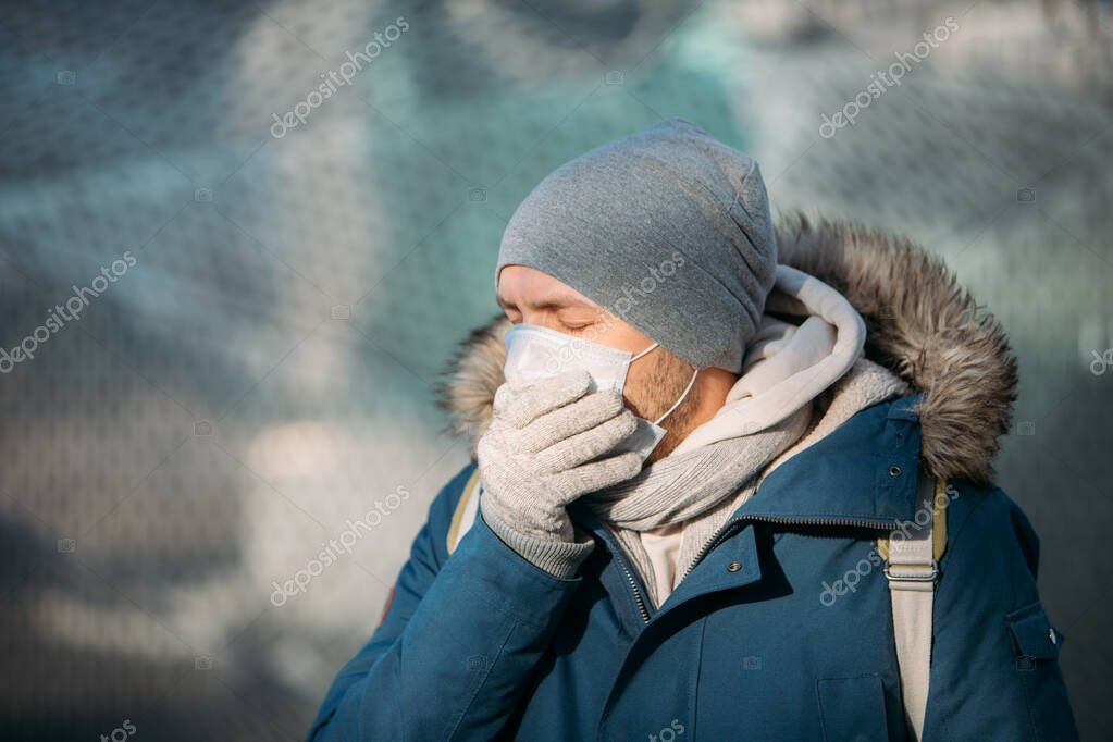 Gripe, concepto frío. Retrato de un joven con chaqueta azul sintiéndose ...