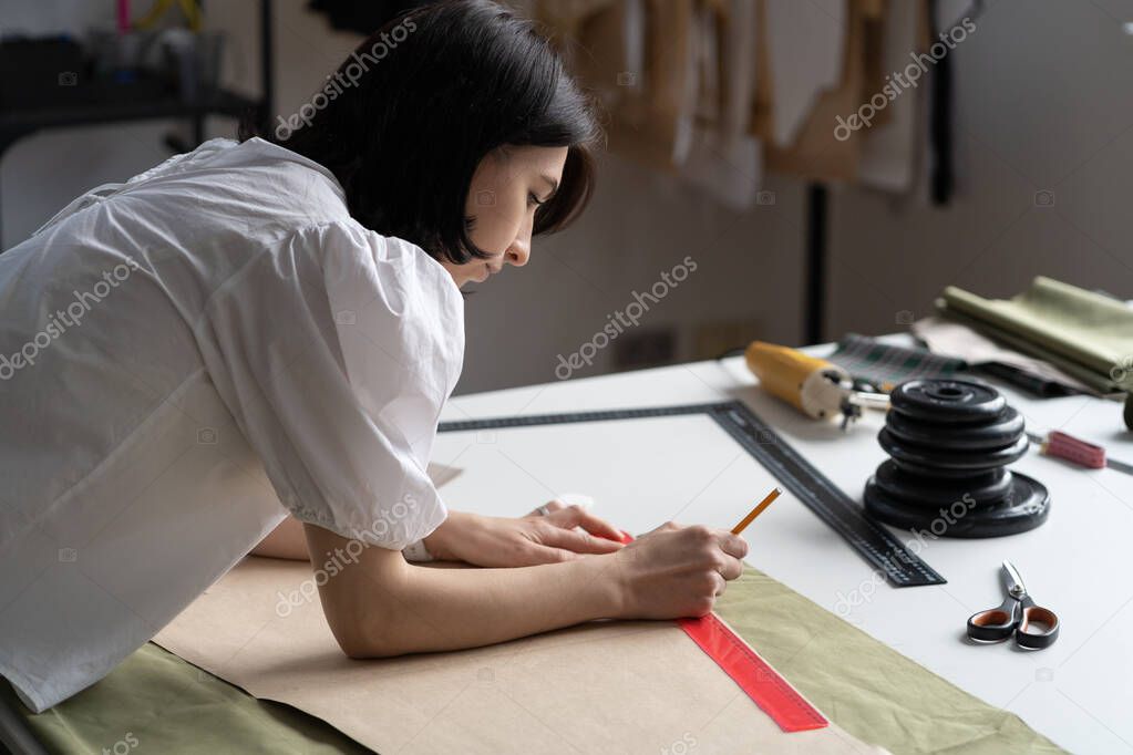 Patrones de dibujo de mujer modista o modista en tela para cortar y ...