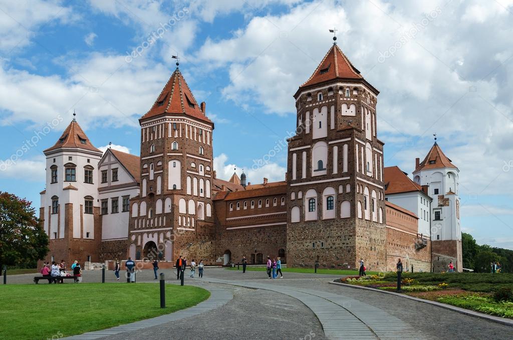 Belarús, Grodno, Castillo de Mir — Foto editorial de stock © Olga355 ... Belarús, Grodno, Castillo de Mir — Foto editorial de stock © Olga355 ...