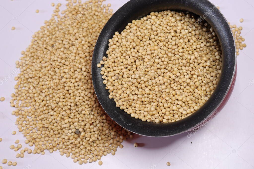 Semillas de jawar orgánicas aisladas sobre fondo blanco 2024