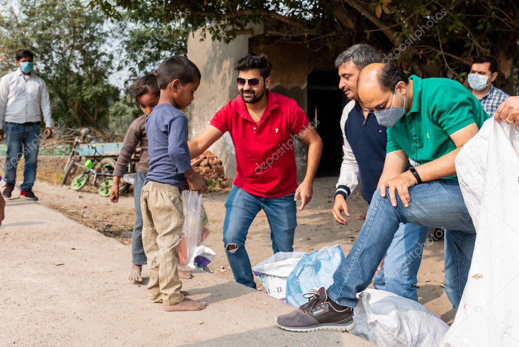 NOIDA, UTTAR PRADESH, INDIA - NOVIEMBRE 2020: Grupo de jóvenes de ONG ...
