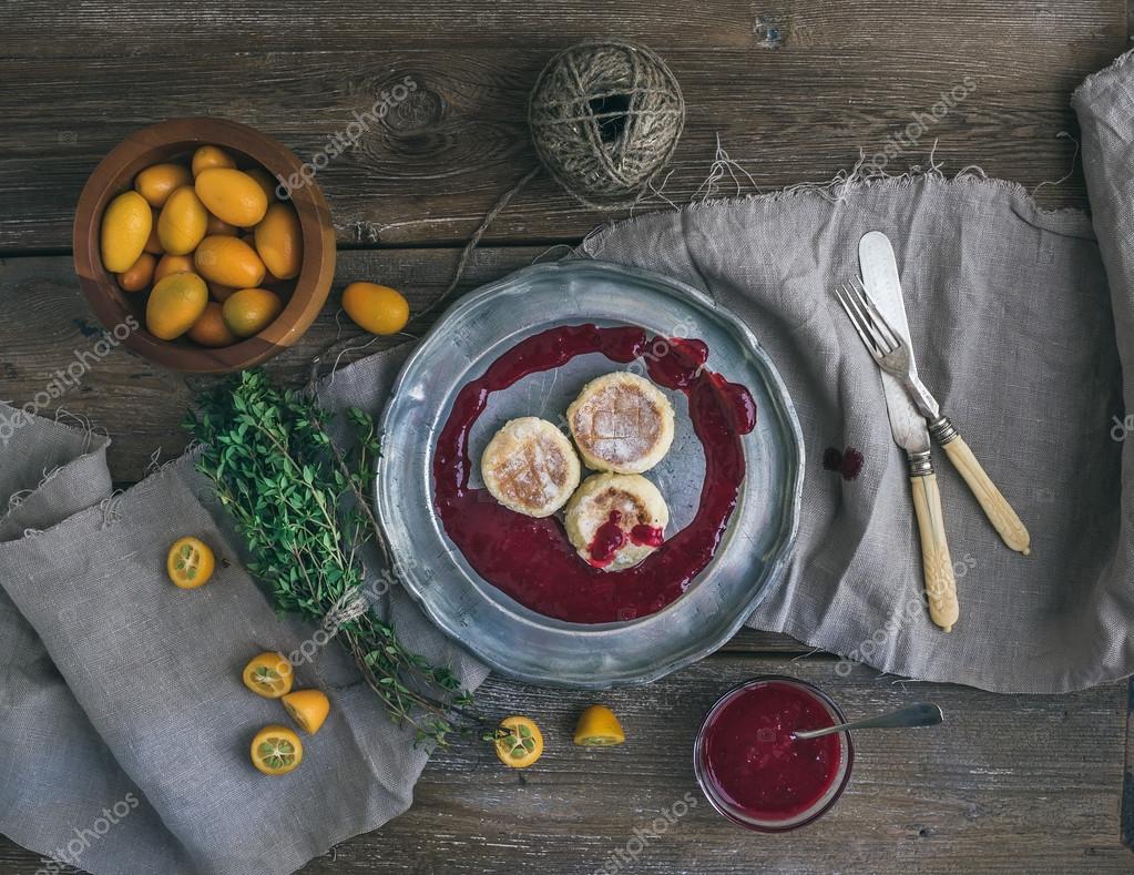 Desayuno rústico. Pasteles de queso ruso en un plato de metal vintage ...
