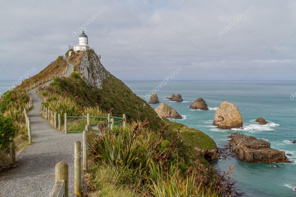 Nugget Point com farol . fotos, imagens de © Raats #53398905