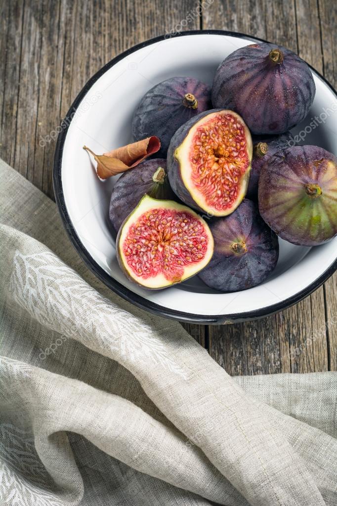Group of fresh figs in bowl — Stock Photo © VladislavNosick #88397732