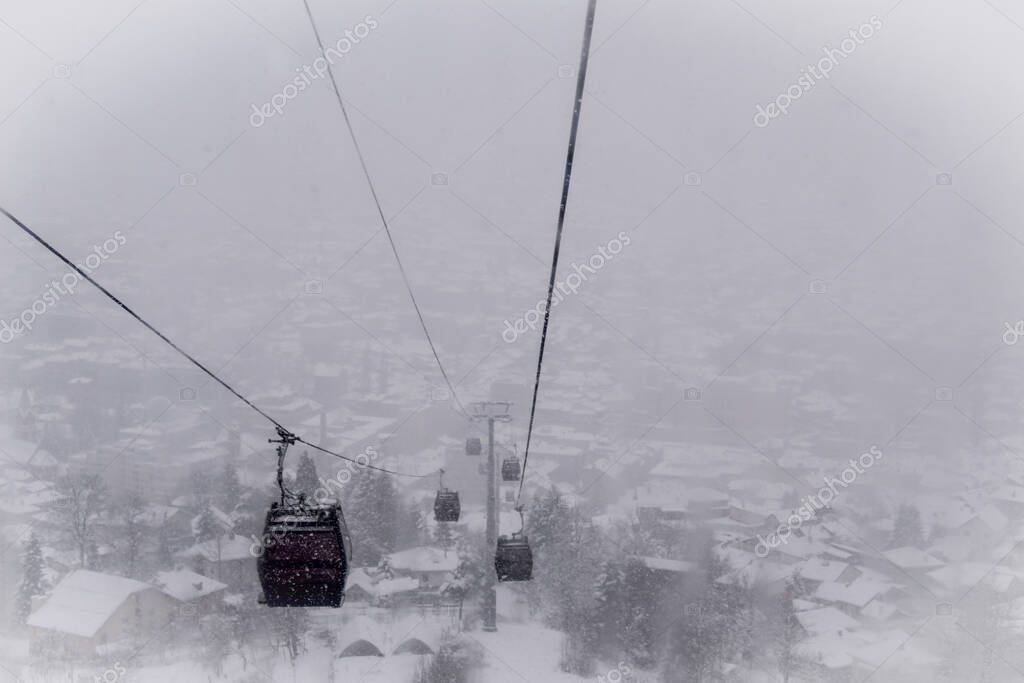 El teleférico fue fotografiado desde el teleférico mientras era una ...