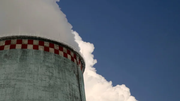 central eléctrica. equipos de centrales eléctricas .white humo de una tubería de una central ...