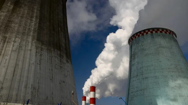 central eléctrica. equipos de centrales eléctricas .white humo de una tubería de una central ...